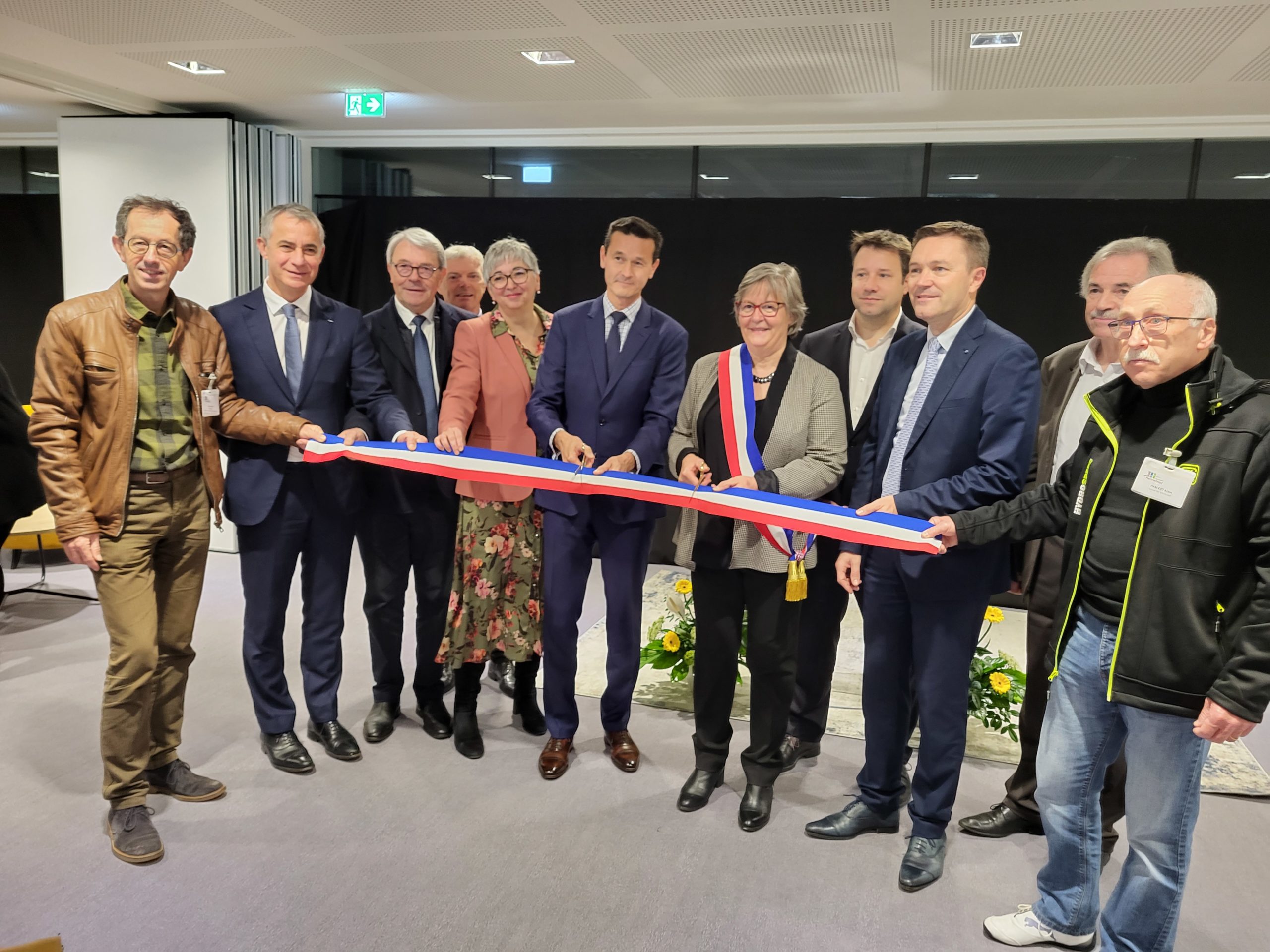 Coupure du ruban 1 (inauguration de la salle d'hennebont le 26 11 2022 ...